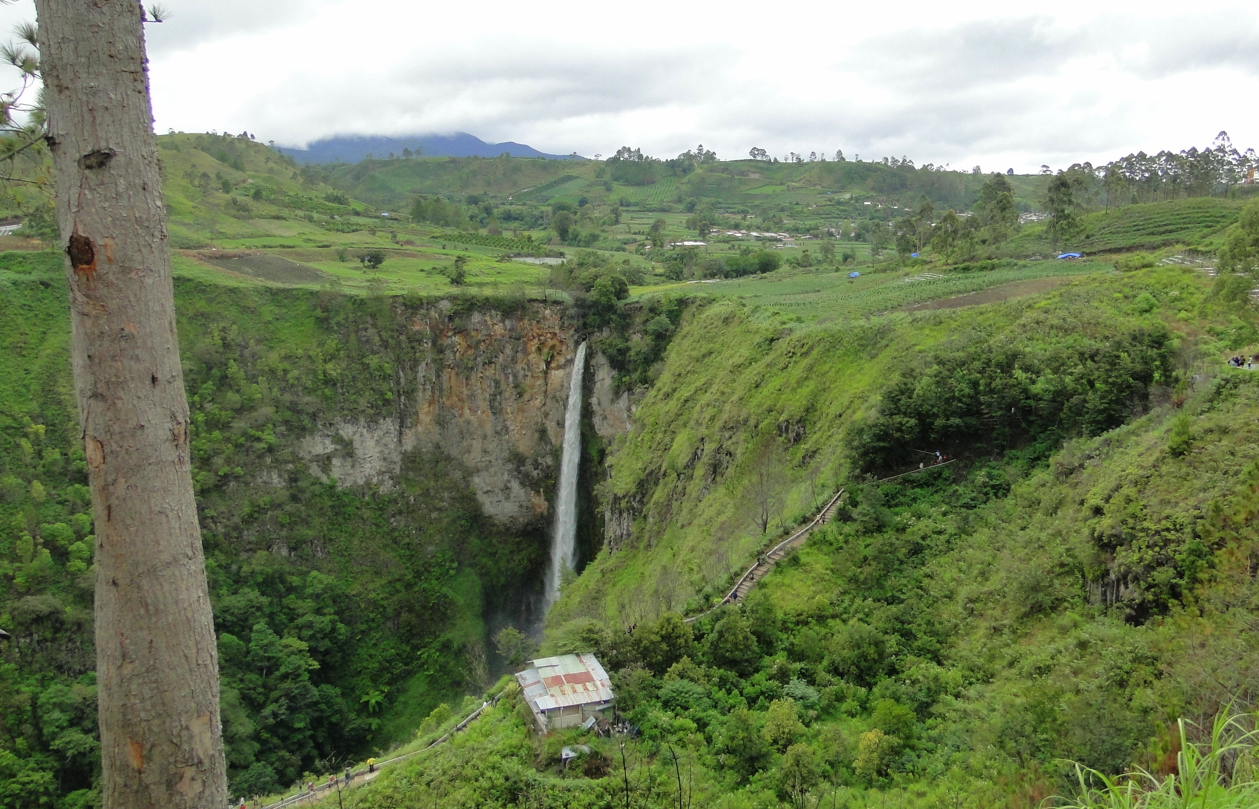Waterfall Sipiso Piso – Sumatra Jungle Travel Tours